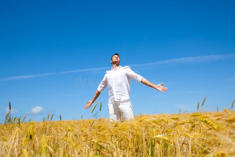 Homme heureux photo stock. Image du bras, nuage, type - 14064874