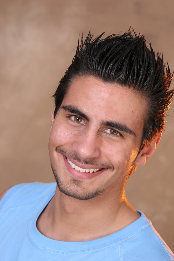 Homme heureux photo stock. Image du branché, noir, cheveu - 741096