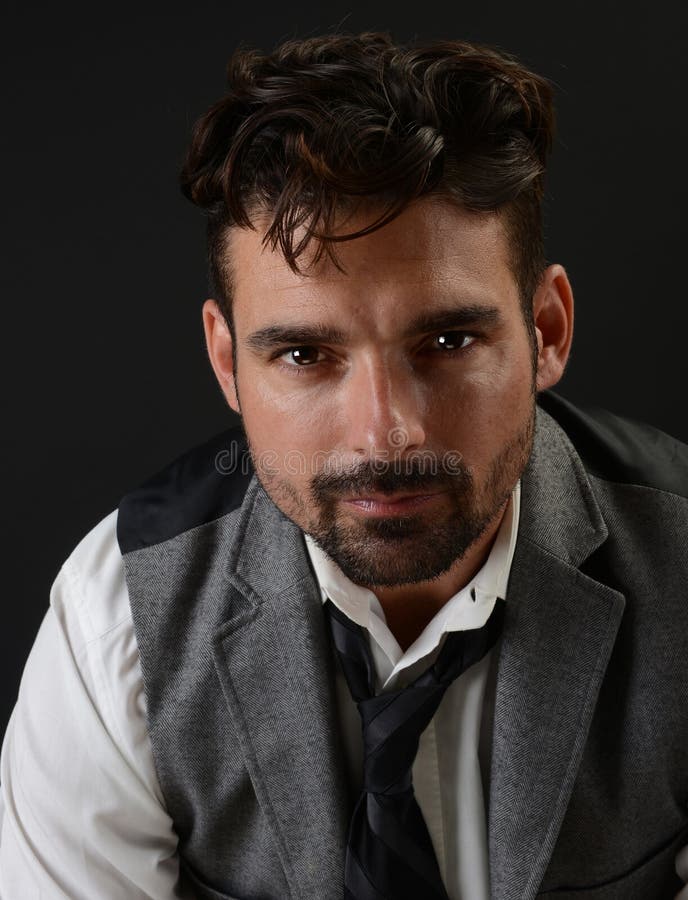 Homme italien bel image stock. Image du personne, regard - 47597107