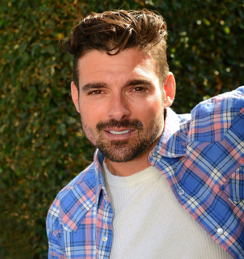 Homme italien bel image stock. Image du attrayant, masculin - 46488175