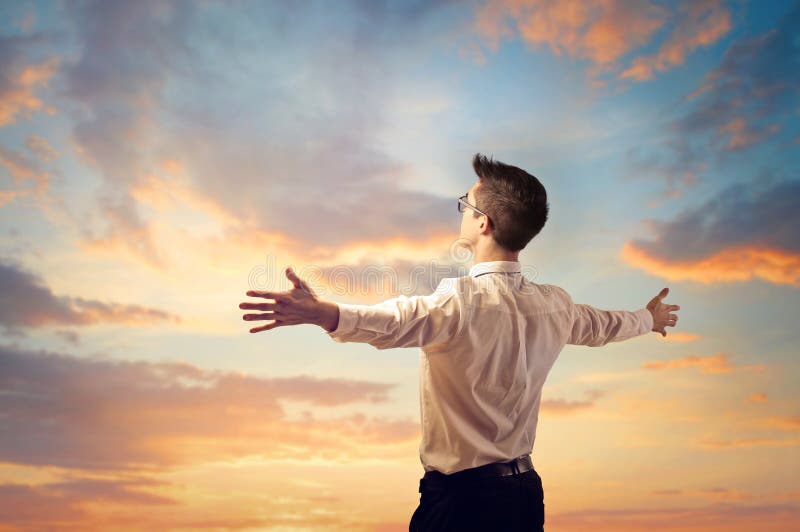 Homme libre image stock. Image du nuage, soleil, joie - 71282017