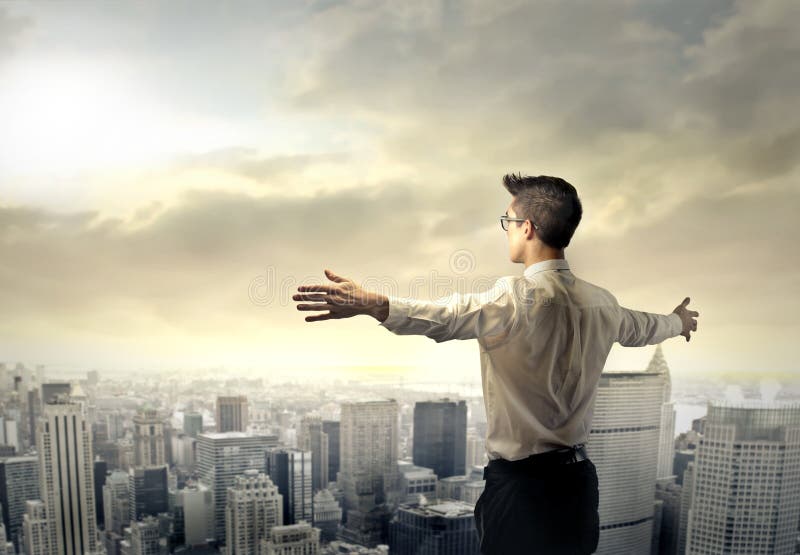 Homme libre image stock. Image du nuage, soleil, joie - 71282017