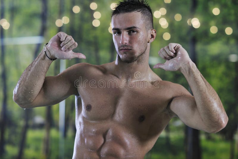 Homme macho image stock. Image du apparence, bain, santé - 14840375