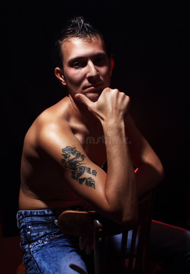 Homme macho s'asseyant image stock. Image du verticale - 27361683