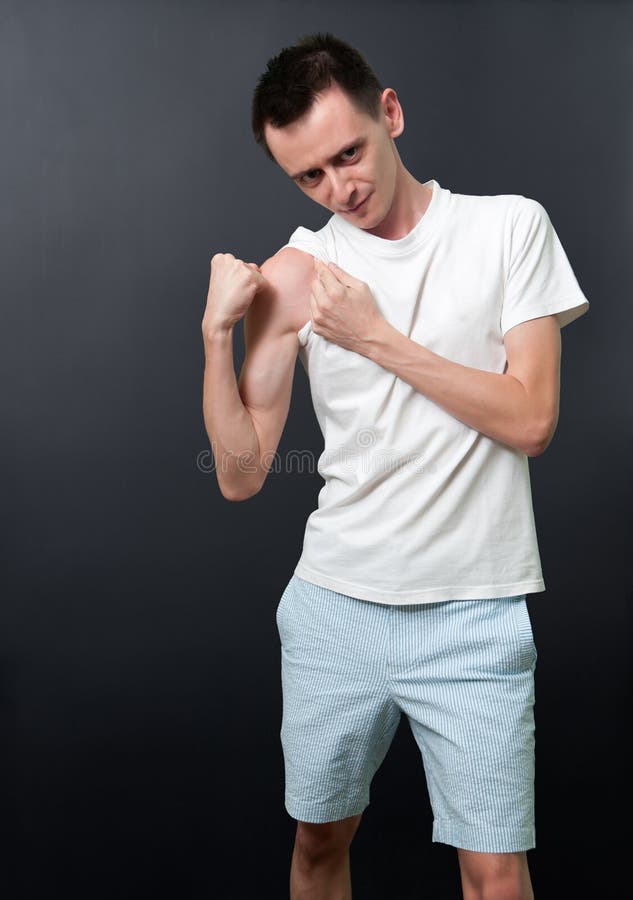 Homme Maigre Affichant Ses Muscles Image stock - Image du adolescents ...