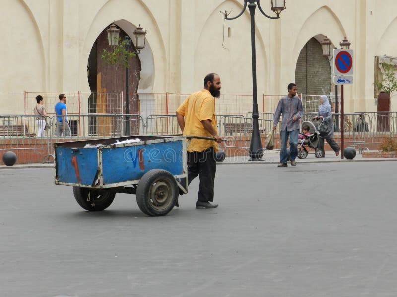 Homme Marocain Avec Sa Charette à Bras Photo stock éditorial - Image du ...