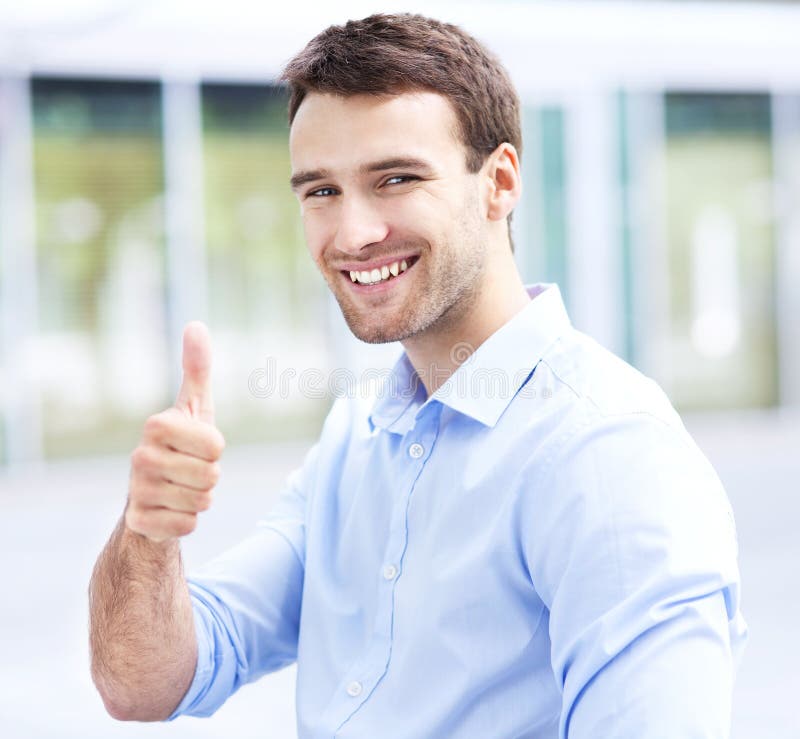 Homme montrant des pouces photo stock. Image du confiant - 34112944