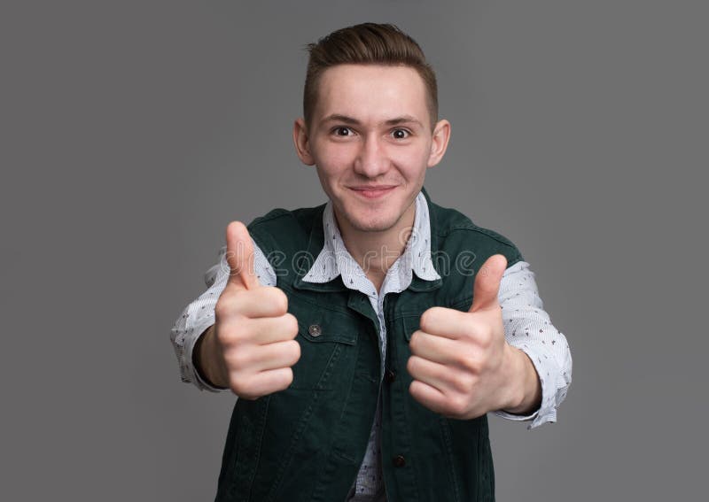 Homme montrant le pouce photo stock. Image du longueur - 69857198