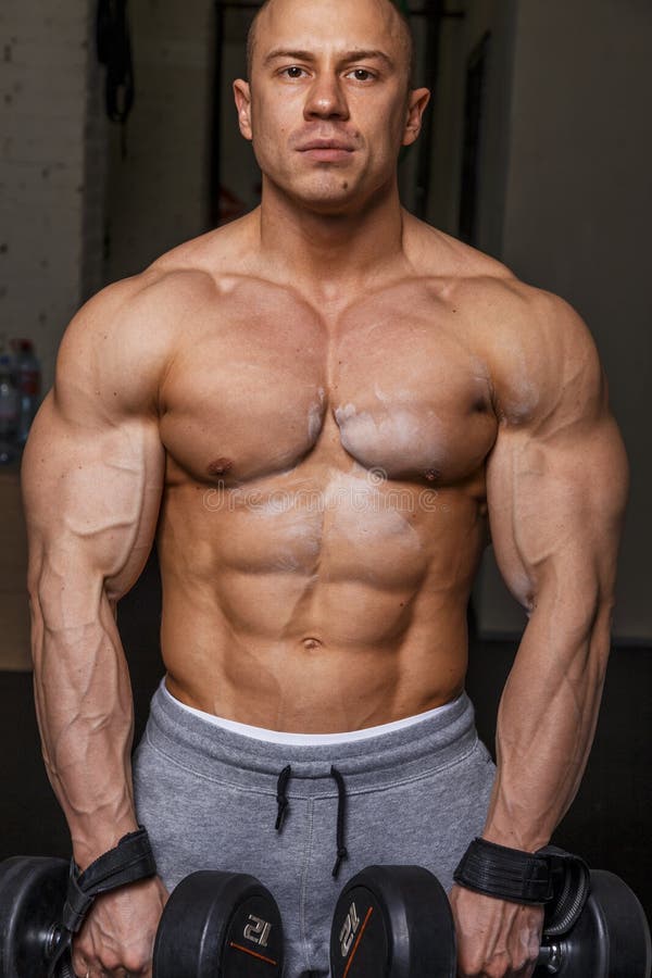 Bodybuilder Musculaire Fort Montrant Son Corps Image Stock Image Du