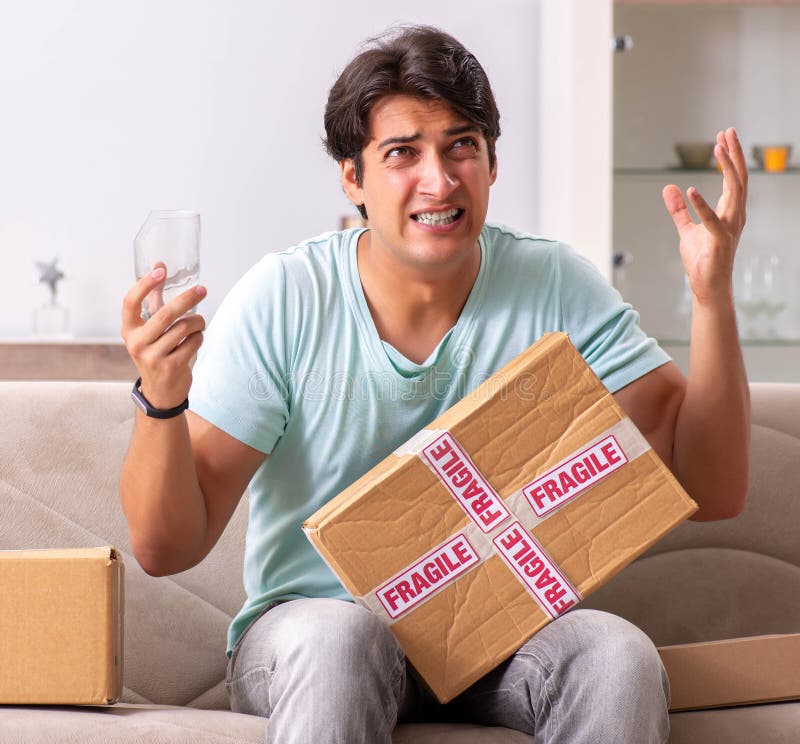 L'homme Ouvrant Le Colis Fragile Commandé De L'Internet Image stock ...