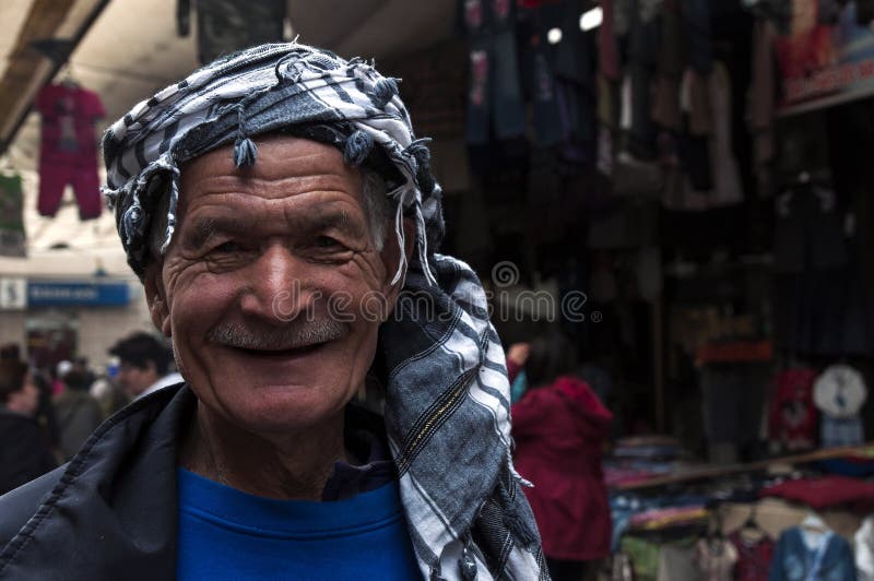 Homme turc de sourire image stock. Image du froissé, groupe - 52179493