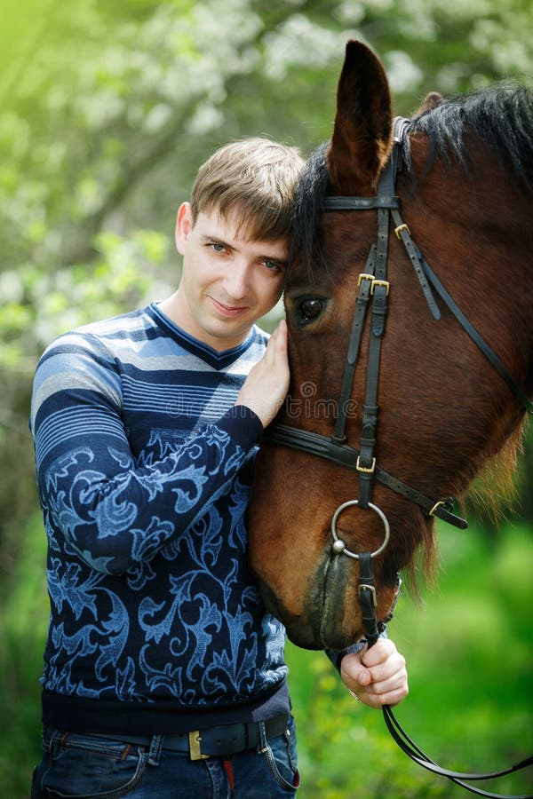Homme Avec Le Cheval Dehors Photo stock - Image du affection, règnes ...