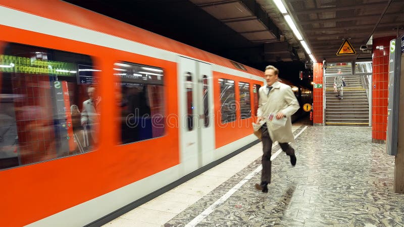 Homme Pressé Pour Attraper Un Train De Métro Photographie éditorial ...