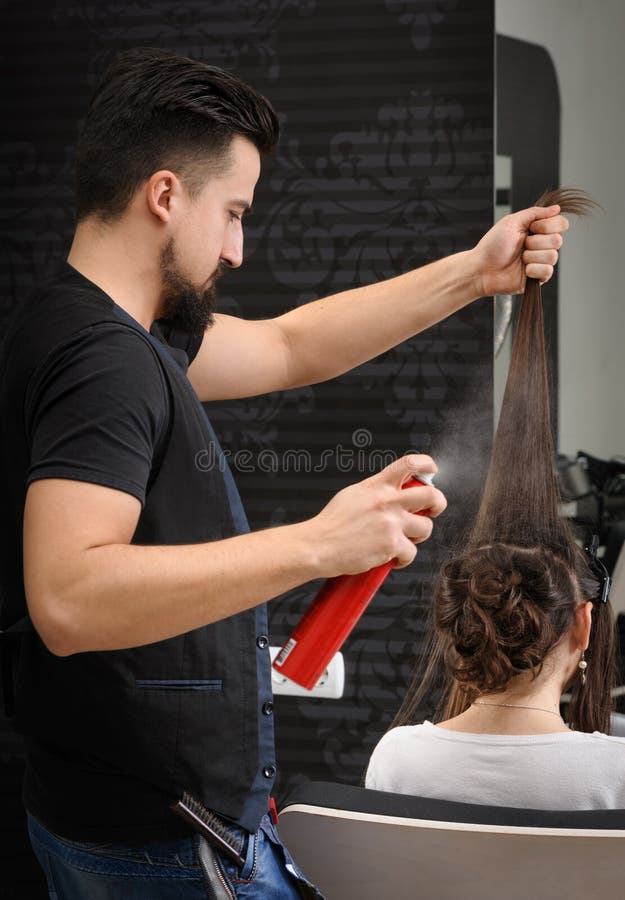 Homme Professionnel De Coiffeur Au Travail Photo stock - Image du ...