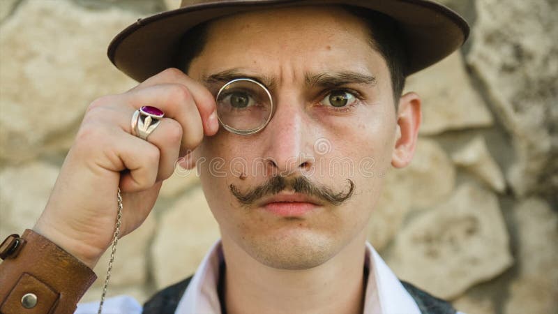 Homme Regardant Par Un Monocle Clips Vidéos - Vidéo du zone, doigt ...