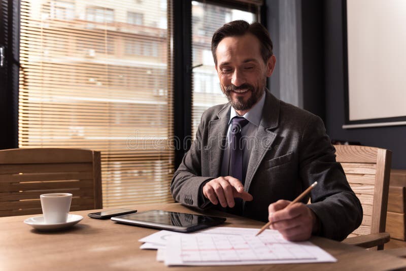 Homme Responsable Heureux Regardant Le Calendrier Photo stock - Image ...