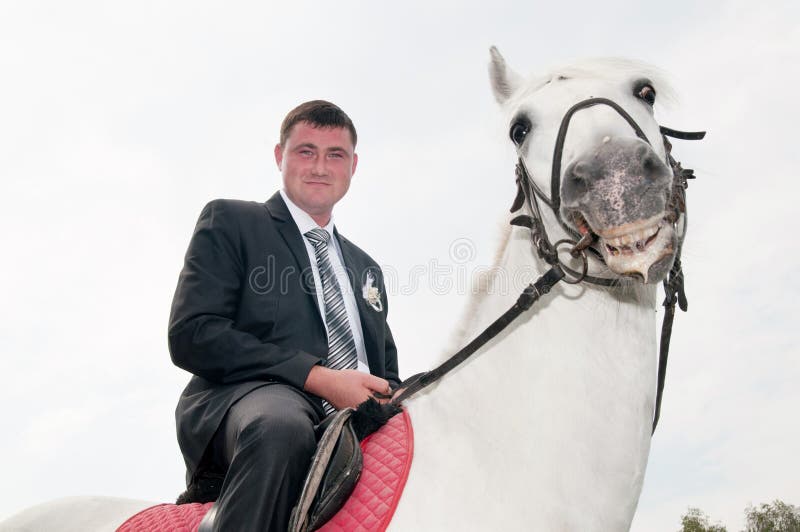 Homme S'asseyant Sur Un Cheval Image stock - Image du équitation ...