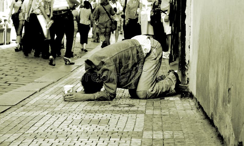 Homme sans foyer photo éditorial. Image du fuselage, affamé - 5815661