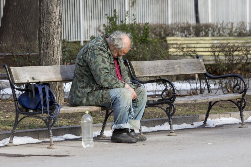 Homme Sans Foyer Dormant Sur Un Banc Photographie éditorial - Image du ...