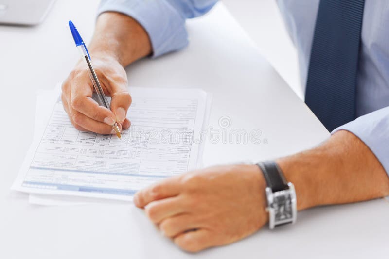 Homme signant un contrat image stock. Image du assurance - 35131599