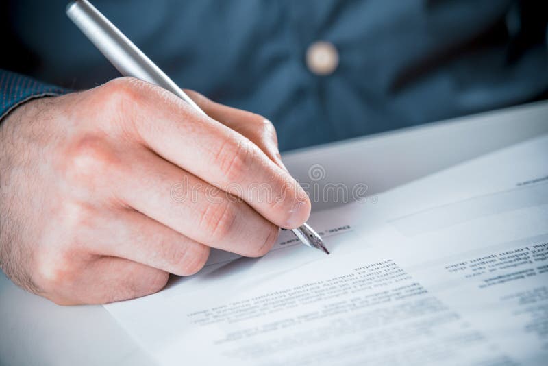 Homme Signant Un Document Avec Un Stylo-plume Photo stock - Image du ...