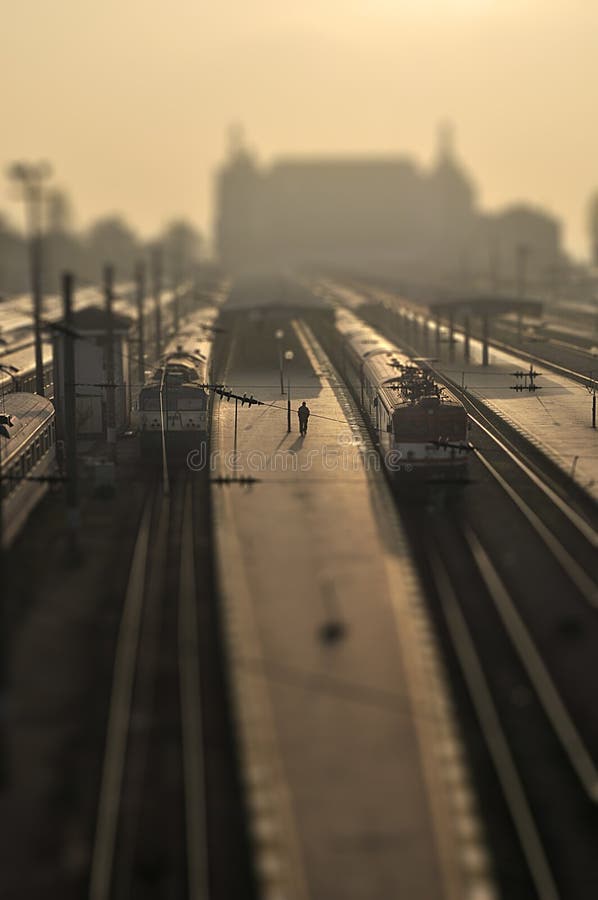 Homme solitaire image stock. Image du silhouette, bandit - 32268937