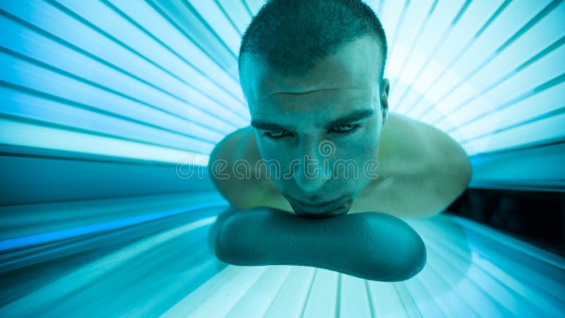 Lit De Bronzage De Solarium Photo stock - Image du santé, beauté: 60997676