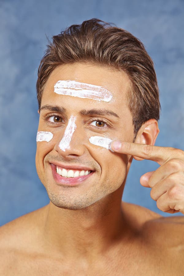 Homme Traitant Son Visage Avec La Peau Photo stock - Image du soin ...