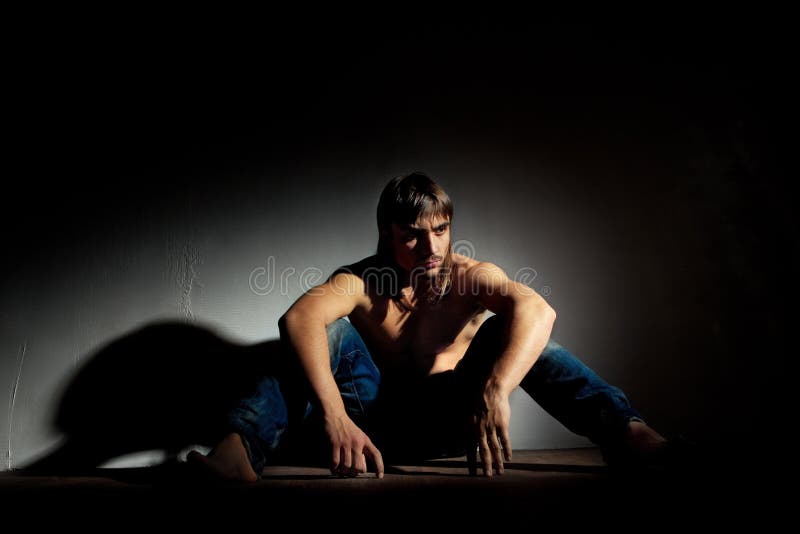 Homme triste photo stock. Image of opinion, foncé, anéantissement ...