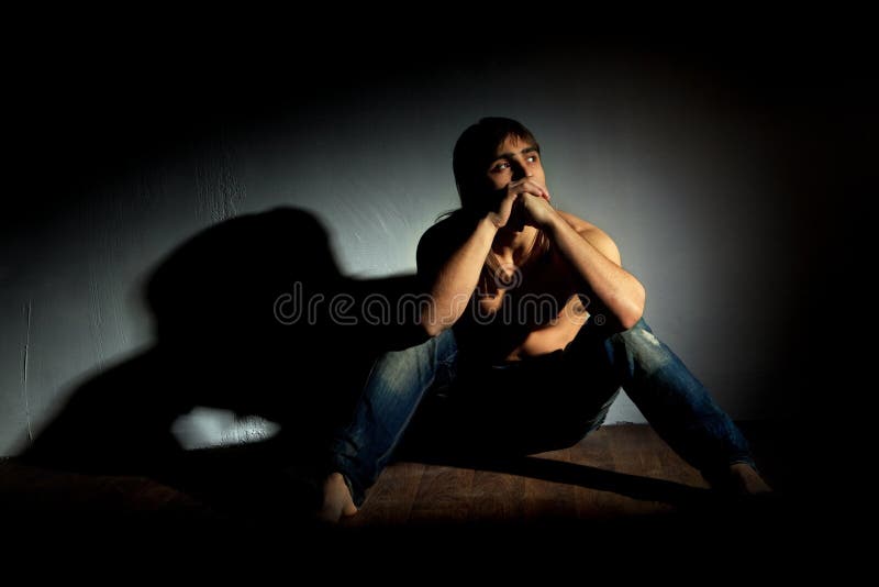 Homme triste image stock. Image du songeur, croyez, espoir - 22731393