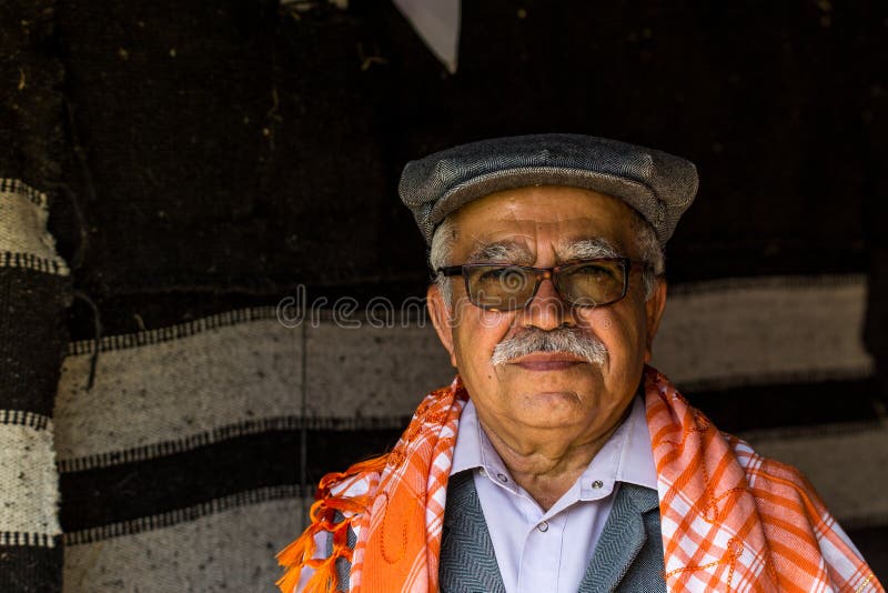 Homme turc image stock. Image du vieux, contenu, user - 83864903