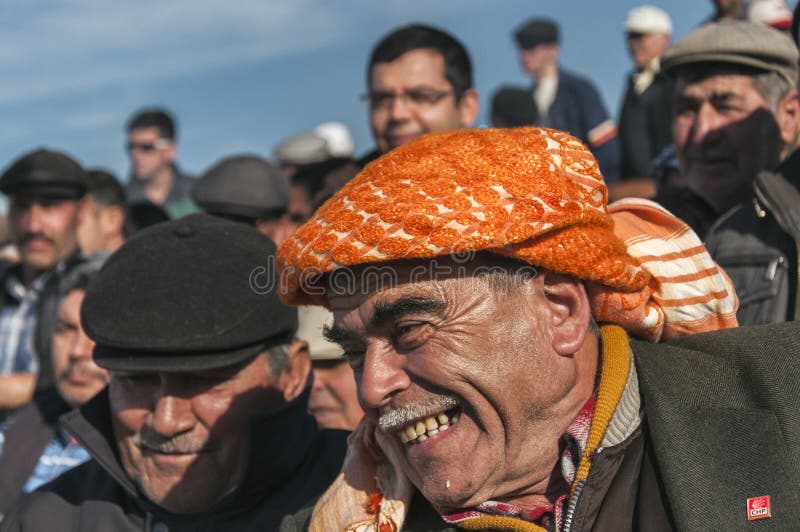 Homme turc de sourire image stock. Image du froissé, groupe - 52179493