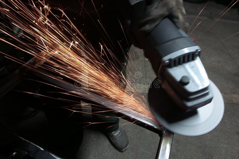 Travaux En Acier De Meulage Dans L'atelier Photo stock - Image du ...