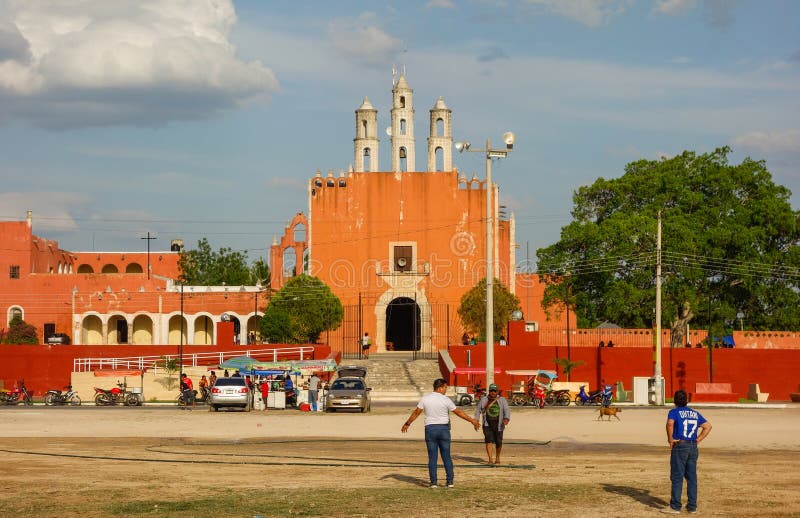 Homun, Mexico: View of the Central Square of the City Editorial ...