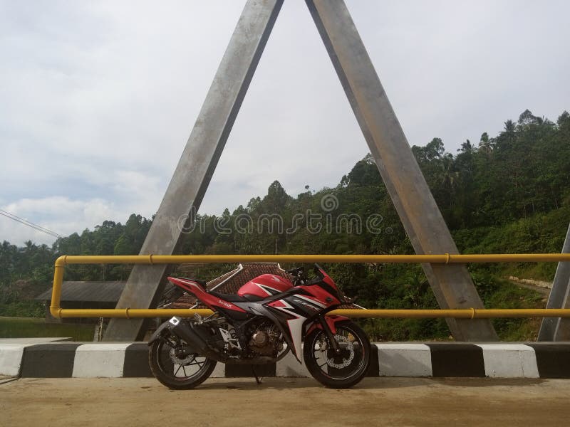 Honda CBR 150R StreetFire editorial image. Image of jembatan - 222245565