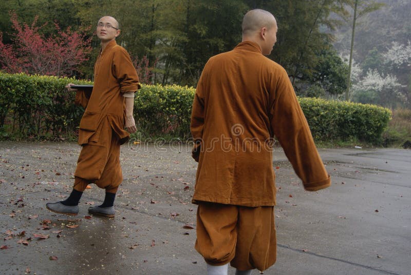 Hong Jiang, Chine : Jeune Moine Photo stock éditorial - Image du ...