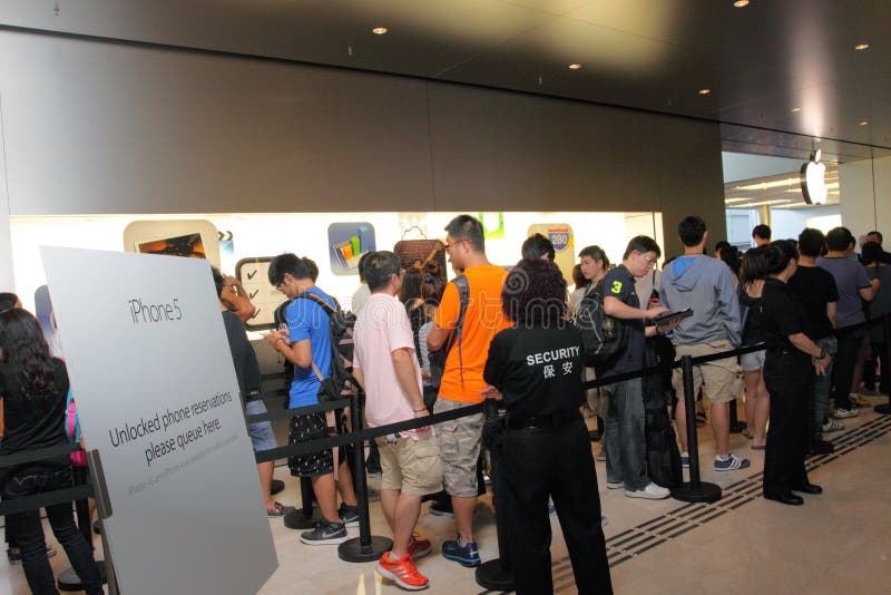 Busy apple store editorial photo. Image of iphone7, addicted - 77890496