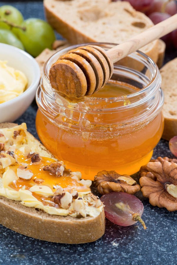 Brot Mit Butter, Honig, Nüssen Und Trauben Stockbild - Bild von frisch ...