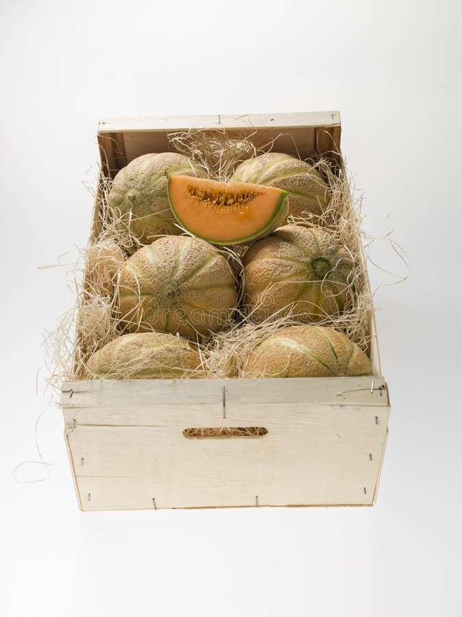 Honigmelonen in Der Holzkiste Mit Stroh Stockfoto - Bild von ...