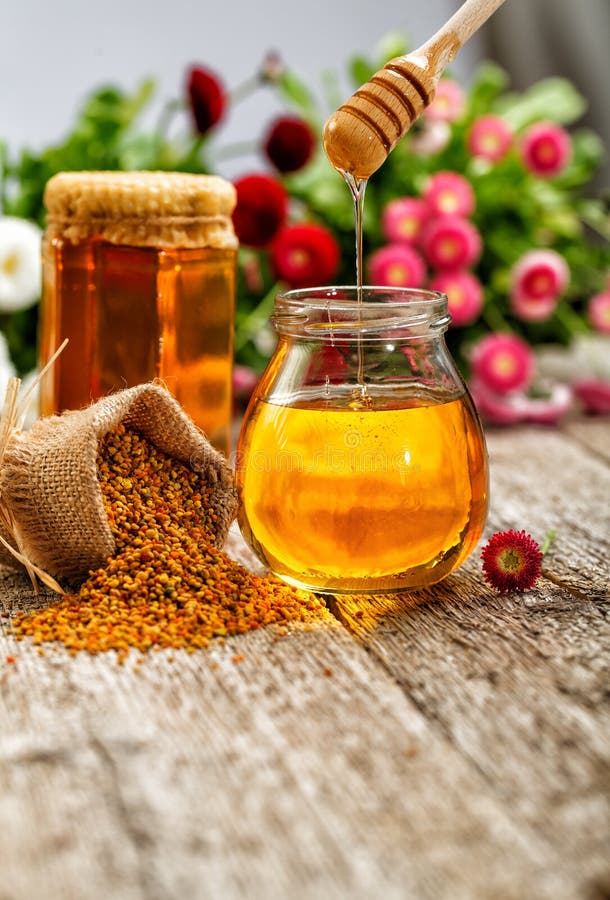 Gele Bloemen En Van Bijenproducten Honing, Stuifmeel, Honingraten Stock ...
