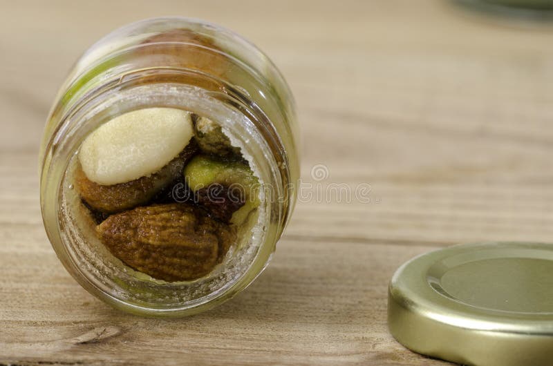 Honing Met Gedroogd Fruit En Noten Stock Foto - Image of perzik ...