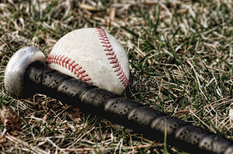 Honkbal stock afbeelding. Image of spel, gras, ronde - 56860503