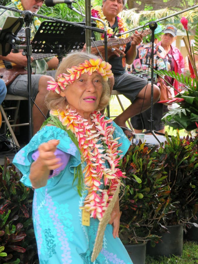 Honolulu Hawaii 5 2 2018 Mujer Hawaiana Mayor Que Realiza Danza