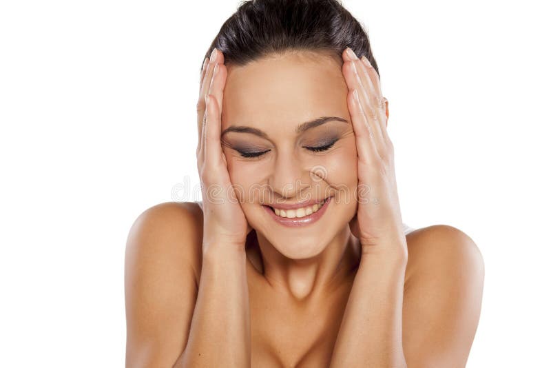 Homme Honteux Souriant Couvrant Son Visage De Main Photo stock - Image ...