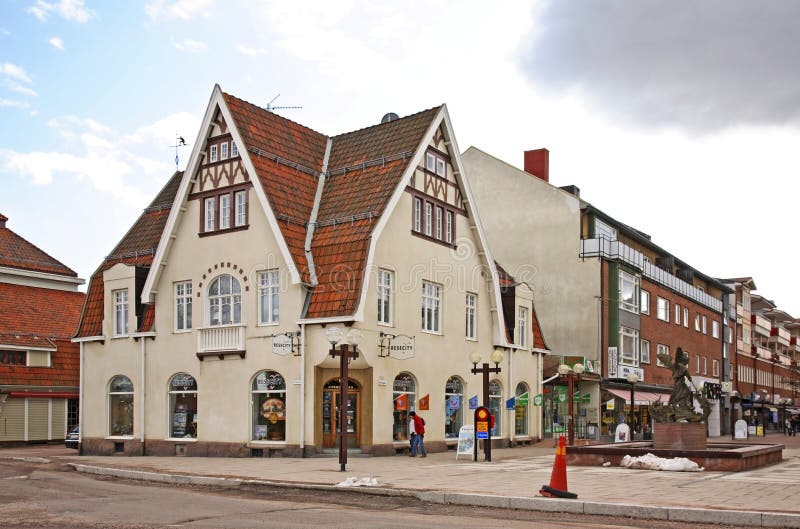 Hoofdstraat in Mora zweden redactionele stock foto. Image of gebouw ...