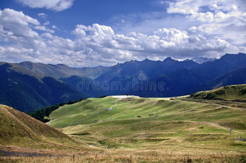 Hoog berglandschap stock afbeelding. Image of berg, groen - 26597249