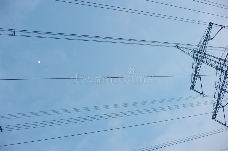 Hoogspanning stock foto. Image of hoog, transmissie, spanning - 13133824