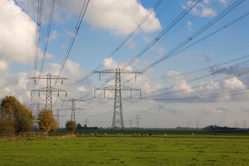 Hoogspanning stock foto. Image of gevaar, toren, wolk - 7084364