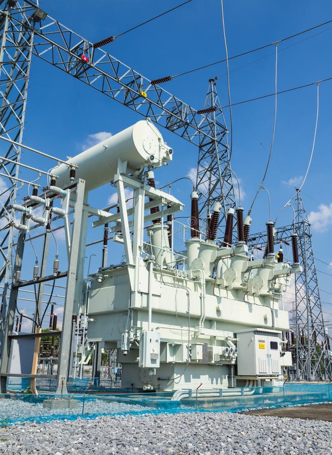 Hoogspannings Transformator Stock Afbeelding - Image of installatie ...