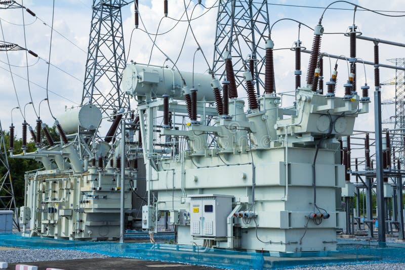 Hoogspanningstransformator stock foto. Image of elektriciteit - 31219020